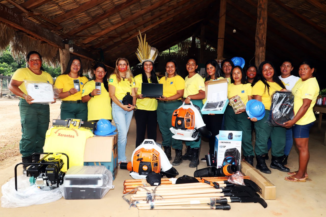 Mulheres indígenas brigadistas recebem equipamentos para atuação no ...